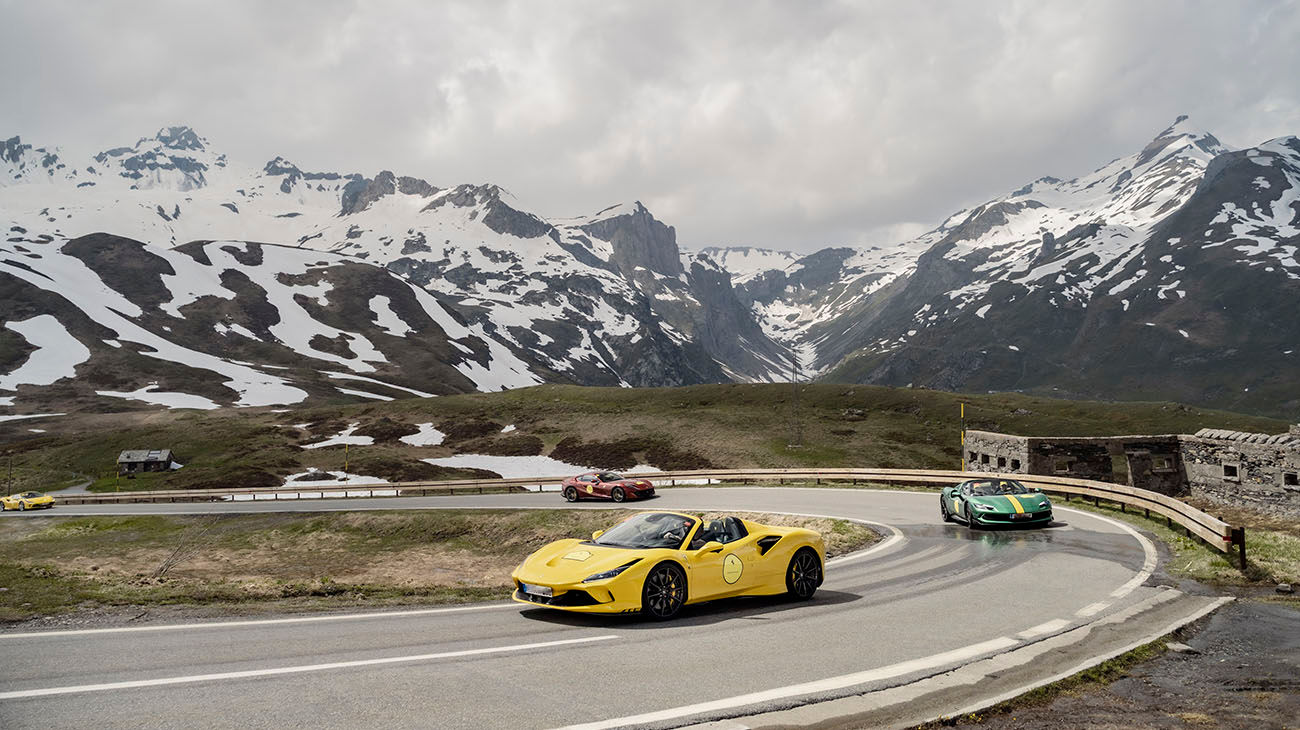 Ferrari Tour French Alps: au volant, entouré de la nature majestueuse