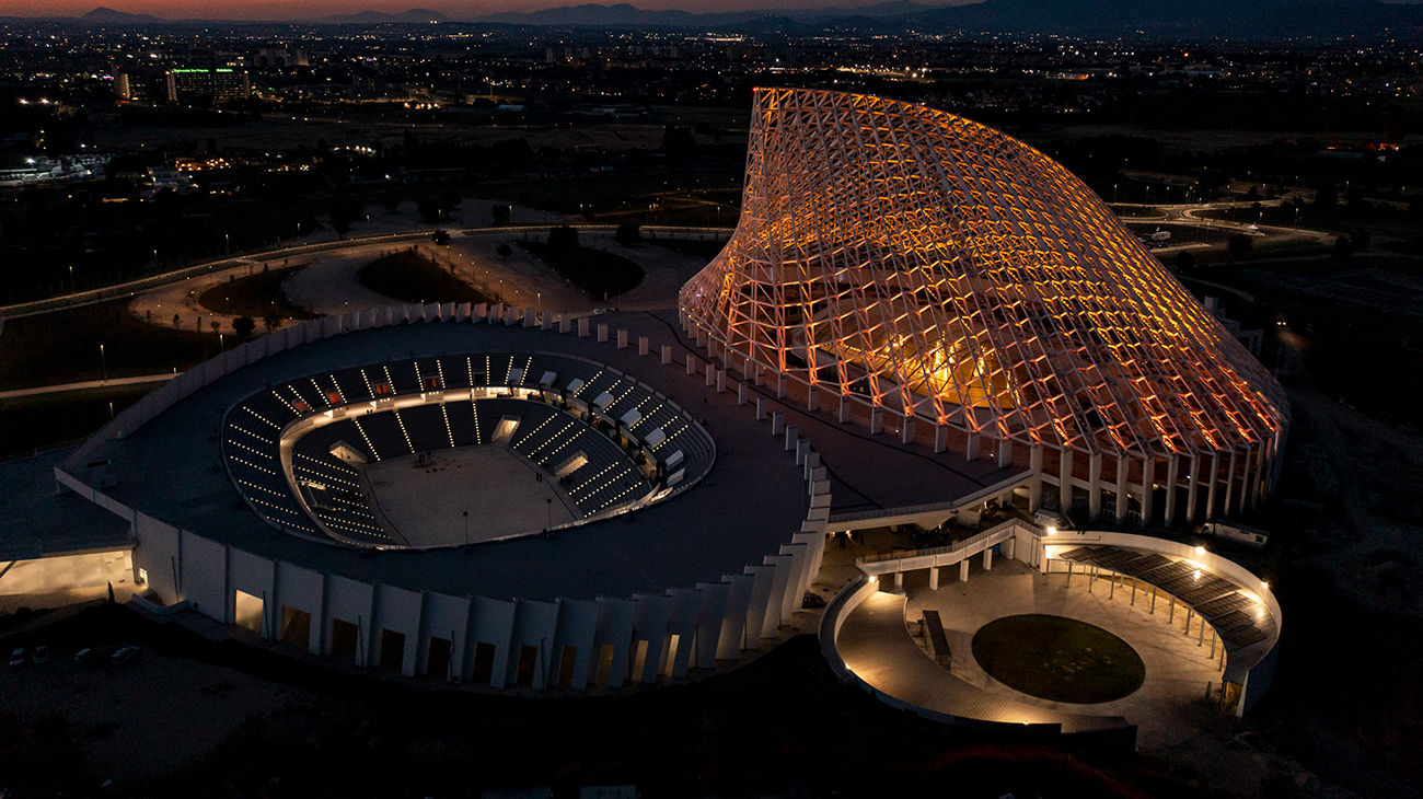 FERRARI INVITES YOU TO THE VELA DI CALATRAVA